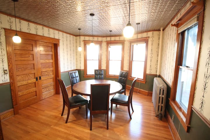 Blue Bedroom In Historic House - 섐페인