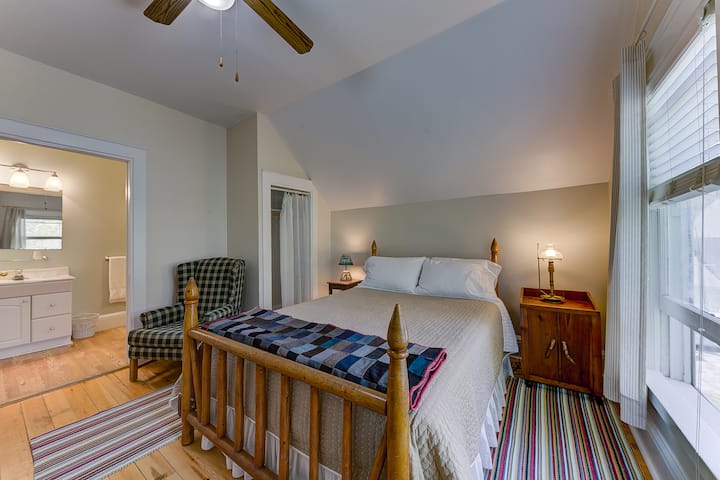 Sunset Lodge -E*leelanau Queen W/kitchen - Suttons Bay, MI