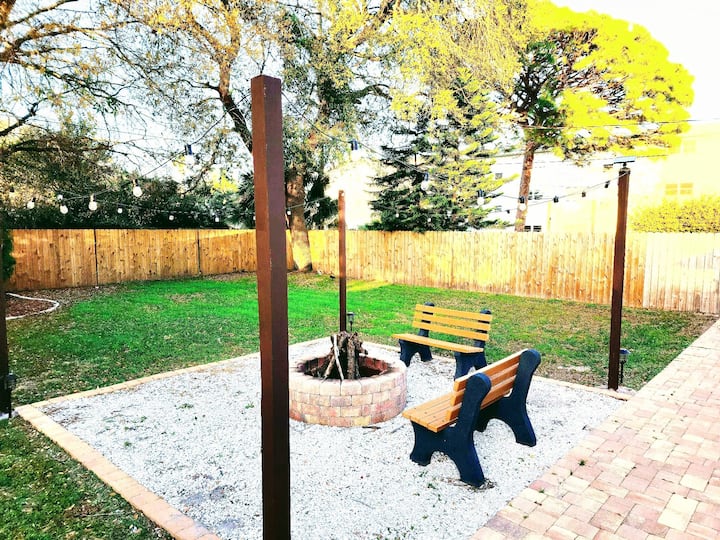 Quaint Cottage W/ Hot Tub, Fence, 10 Min To Beach - St. Petersburg, FL