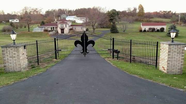 Immaculate Estate ⭐️⭐️⭐️⭐️⭐️ 4 Br 3 Bath Home, 10 Acres - Punxsutawney, PA