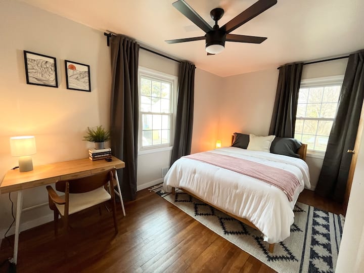 Charming Modern Spacious Entire Home W/ Garage - Indianapolis