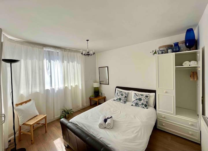 Bright And Airy Double Bedroom, Hide Park - Marylebone