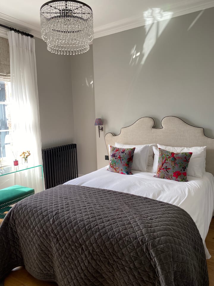 Queen Suite - Chester, UK