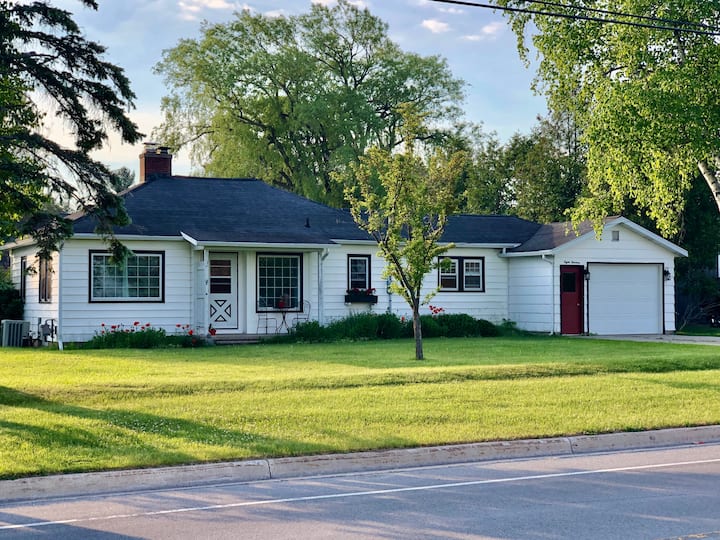 Charming Cherry St. Cottage. - Manistee, MI