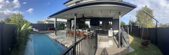 Great Large Family Home With A Pool And Spa. - Mooloolaba