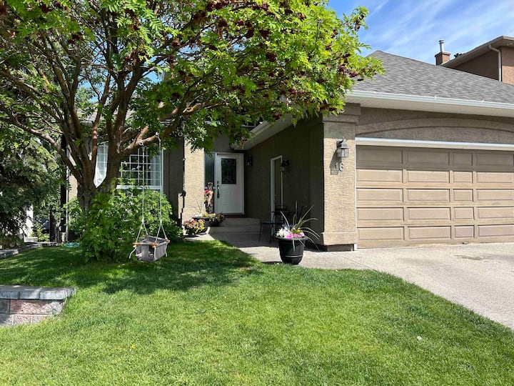 Cheerful 4 Bedroom Home With Hot Tub & Gym - Calgary
