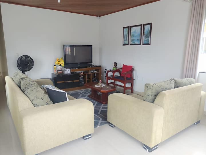 Casa Grande, Uma Quadra Da Praia C/ Estacionamento - Pôrto Belo
