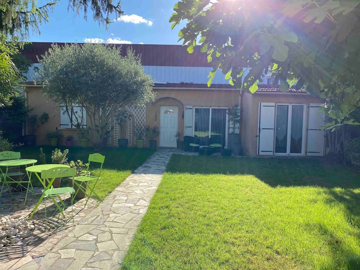 Maison Chaleureuse En Fond De Jardin à Orly - Chevilly-Larue