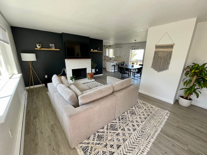 Missoula Escape | Mountain Views & Summer Breezes - Missoula, MT