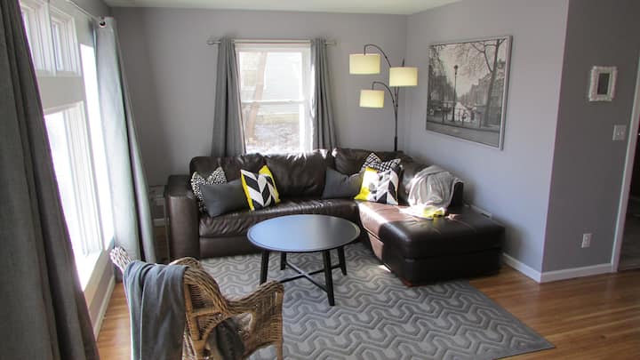 The Yellow Door: Cozy 4br 2ba Home In Broadripple - Castleton, IN