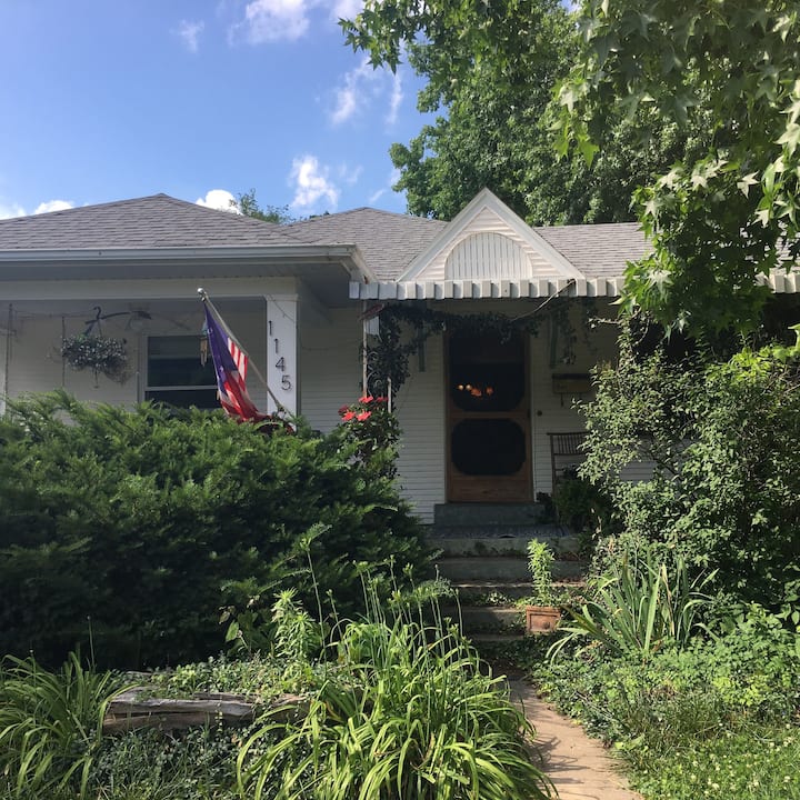 Quiet Cottage Near Downtown - Springfield, MO