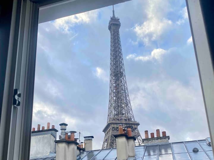 Studio In Front Of Eiffel Tower - Paris