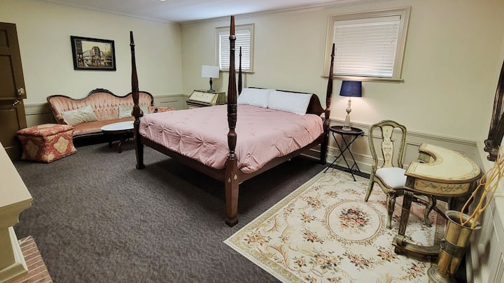 French Quarters - Extra large, luxury private room - Bed and breakfasts ...