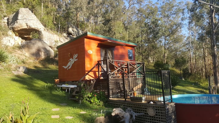 Goanna Cabana, Charm In Peace And Quiet! - 헌터 리젼