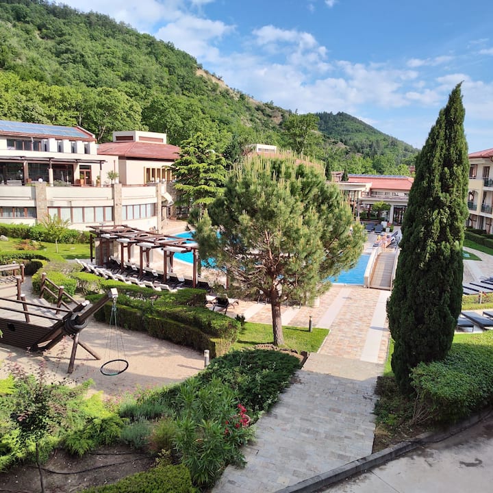 Modern 2bdrm In 5* Resort & Pool - Melnik