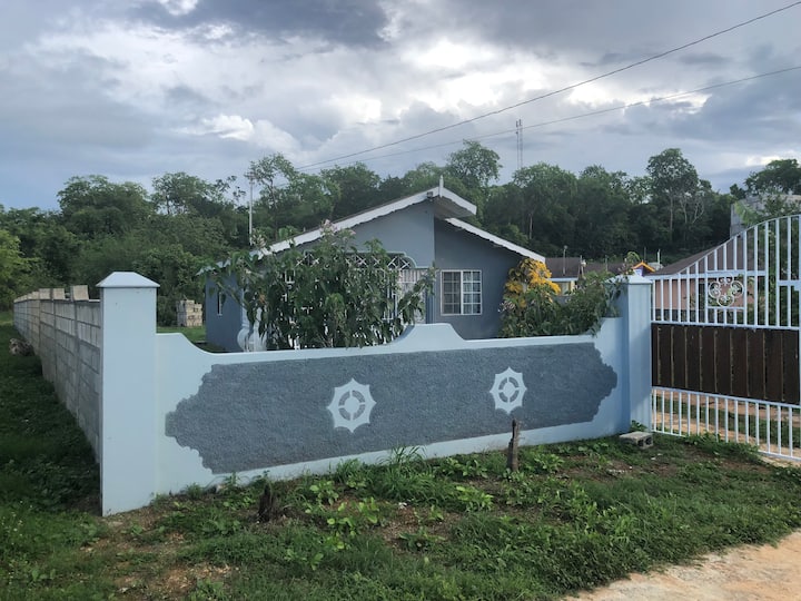 Higgins Getaway & Retreat- Car Rental Available. - Jamaica