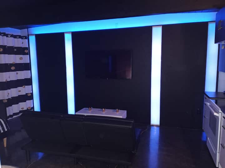 Modern Fully Equipped Studio "Home Away From Home" - Sacramento