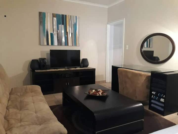 Spinoza Self Catering Cottage - Windhoek