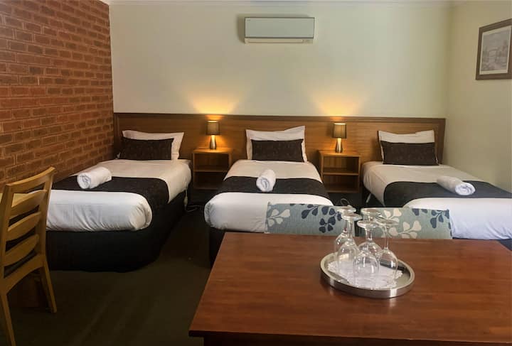 Family 5 - Advance Motel, Wangaratta - Glenrowan