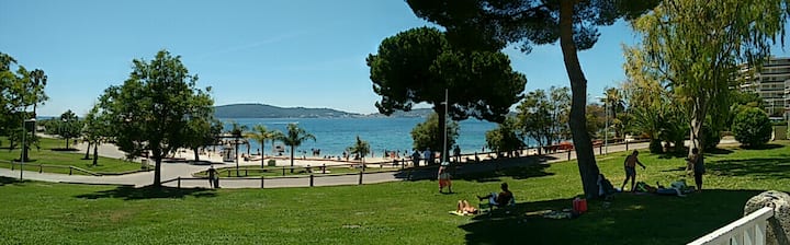 Quartier Animé Proche De La Plage Du Mourillon - Toulon
