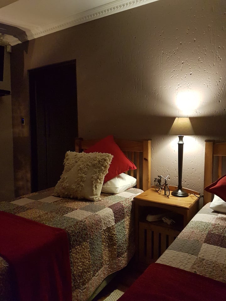 Aquila And Priscilla Guesthouse - Love - Nigel