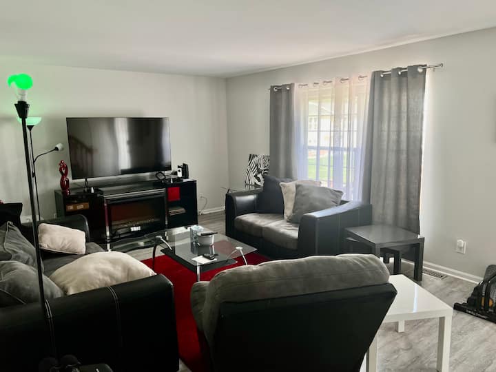 A Main Floor Master Suite / Private Bath / Jaccuzi - Novi, MI