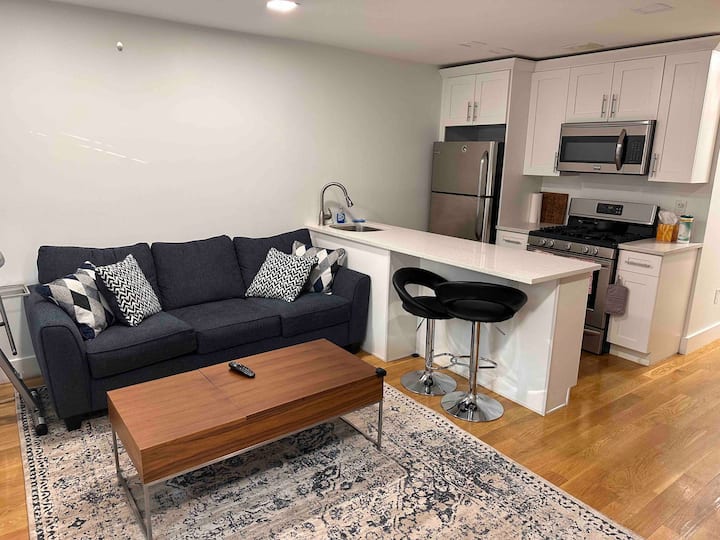 Adorable Two Bedroom Apartment Steps From Subway. - Queens