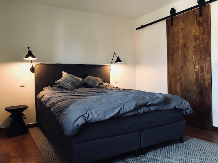 Cozy Bedroom With Private Bathroom In Farmhouse - Arlon