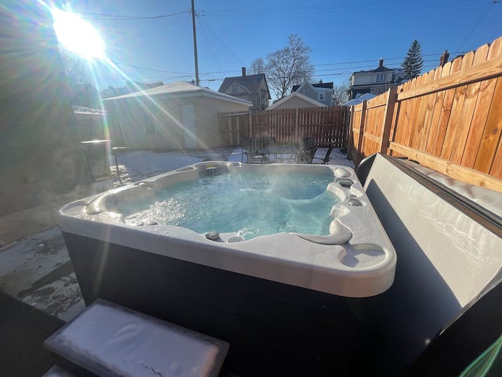 Large Uptown Retreat~hottub~parking~games~lux Life - Minneapolis, MN