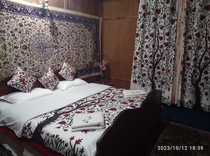 Balmoral Castle House Boat Group(boat1)& Transport - Srinagar