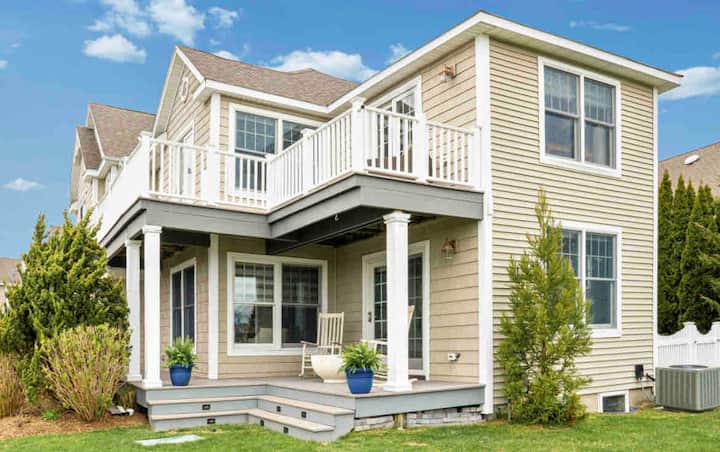 Waterfront Townhouse – Private Beach & Pool - Hampton Bays, NY