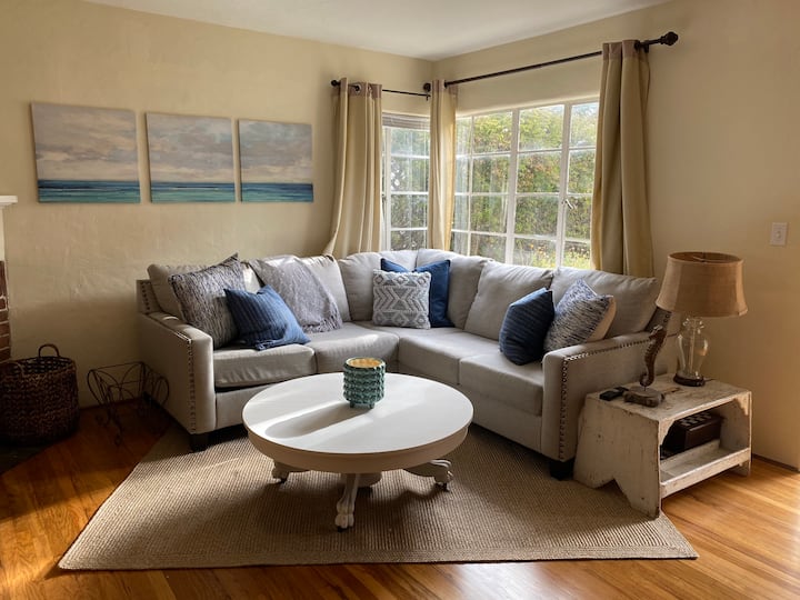 Sunny Carmel Cottage - Carmel-by-the-Sea, CA