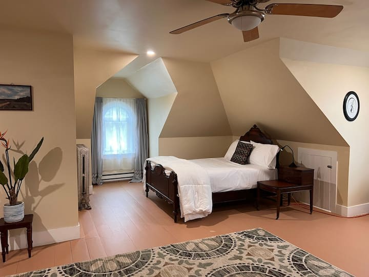 Spacious Private Suite Sleeps. - Bridgewater, MA