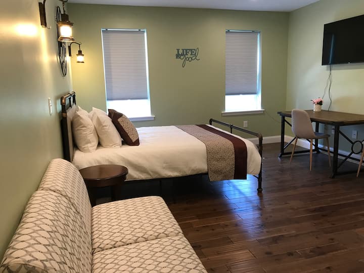 Chic Designer Room In U City - Ardmore, PA