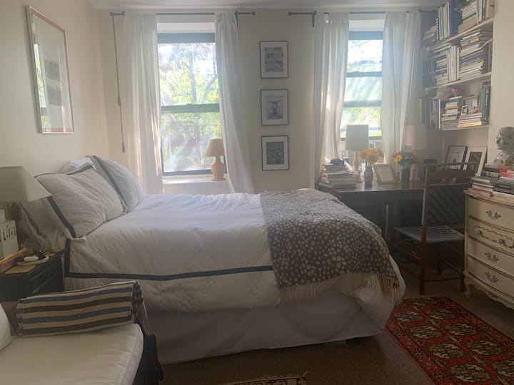 Sunny Cozy Top-floor Studio - Brooklyn