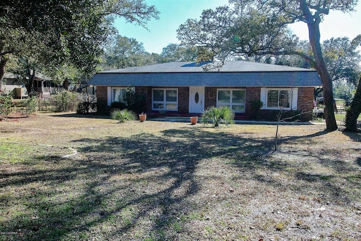 Callie's Cottage -Oak Island W/ Optional Boat Dock - Oak Island, NC
