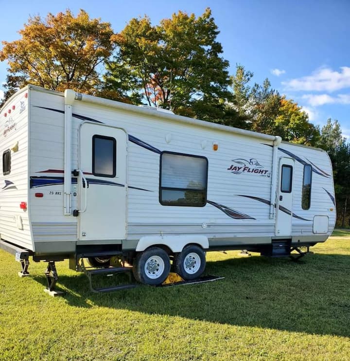 25' Camper Sleeps 6 Stocked Need Toiletries Pillow - Holland, MI