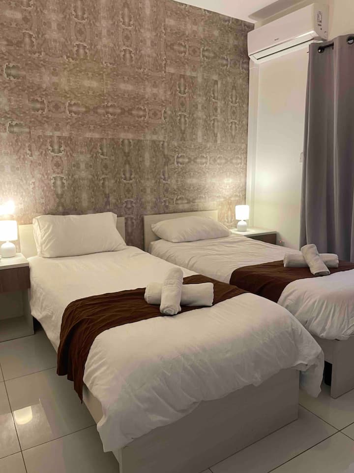 Spacious Central Flat With Views Sleeps 6 - Málta