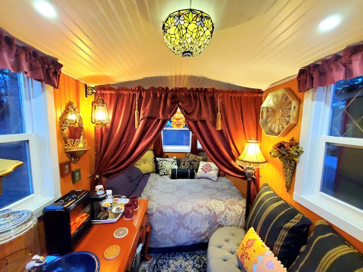 The Gypsy Sunrise, Gypsy Wagon Tiny House Glamping - Eureka Springs, AR