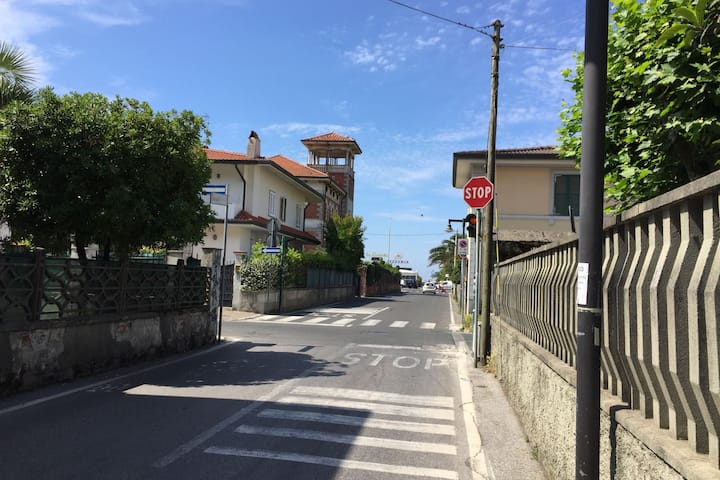 100 M² Ferienwohnung ∙ 3 Schlafzimmer ∙ 7 Gäste - Marina di Massa