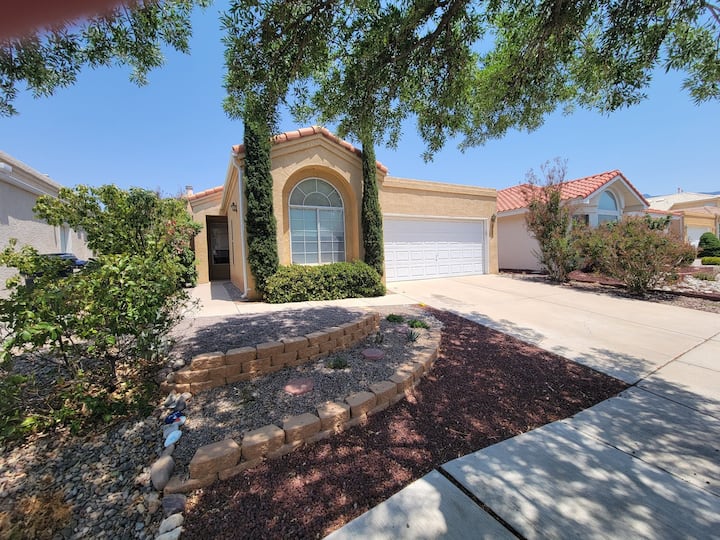 Clean, Quiet, Home In The Heart Of The City! - Albuquerque, NM