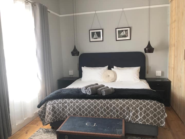 At The Loerie- King Room With En-suite Bathroom - Knysna