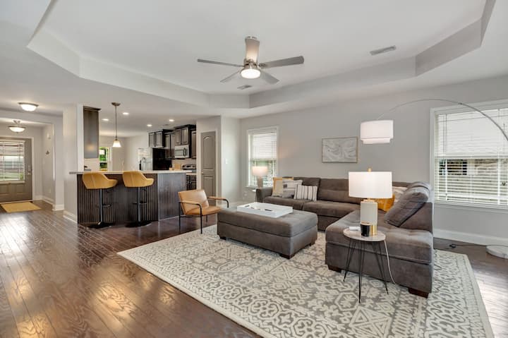 The Place: 2 Kings & 1 Queen, Beautiful Decor - Huntsville, AL