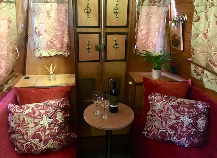 Sweet Little London Canal Boat: Holiday/staycation - London, UK