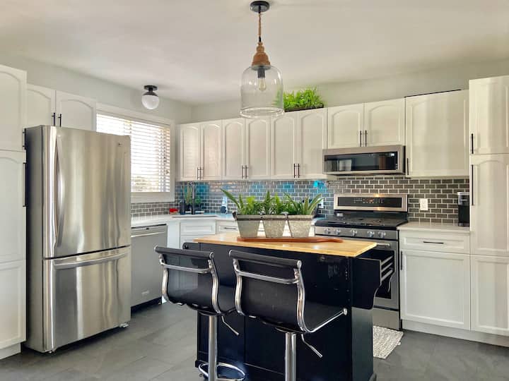 Stunning Modern Home Steps Away From The Beach - Sauble Beach