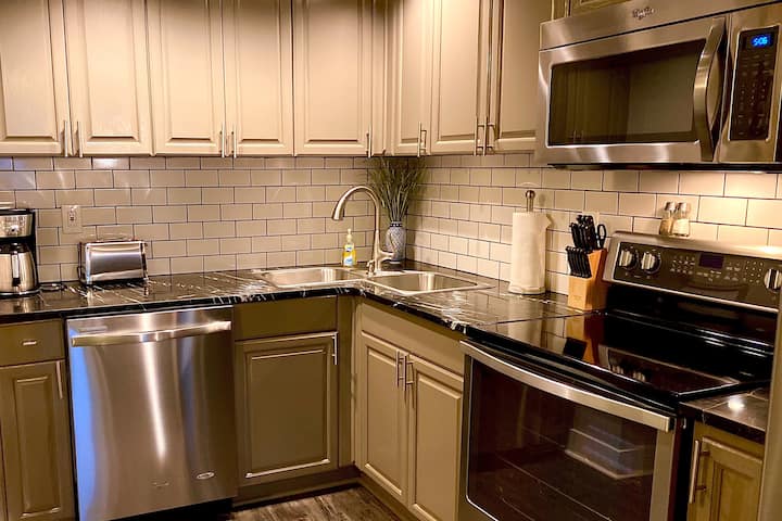 Historic Music Row Condo-guitar Shaped Pool