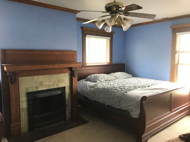 Cozy Room With King-size Bed - Short Or Long-term - Aurora, IL
