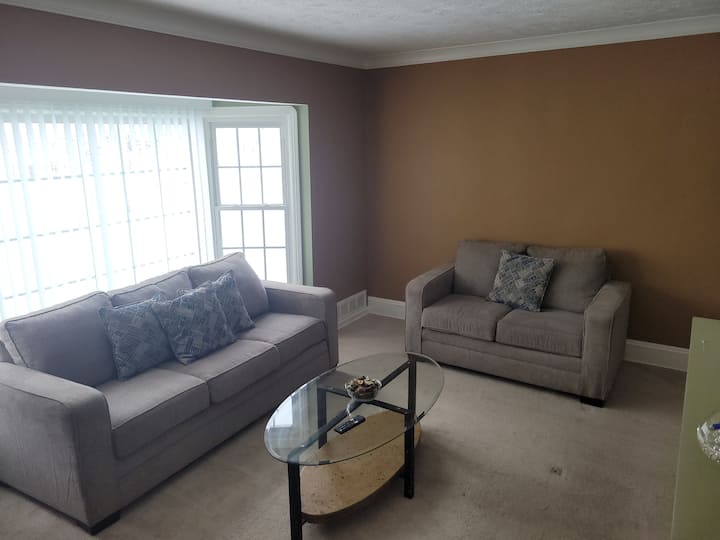 Parkside Gem!
First Floor Of Duplex, Sleeps 4 - Bedford, OH