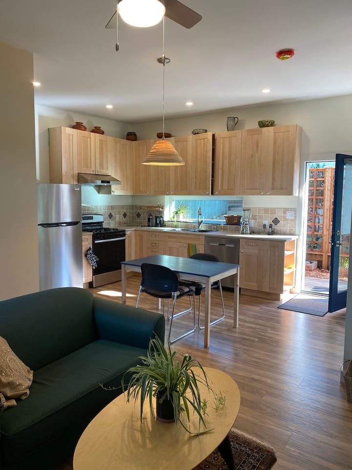 Cottage De Jardin Prive De Victoria Bc Ev Plug - Saanich Core