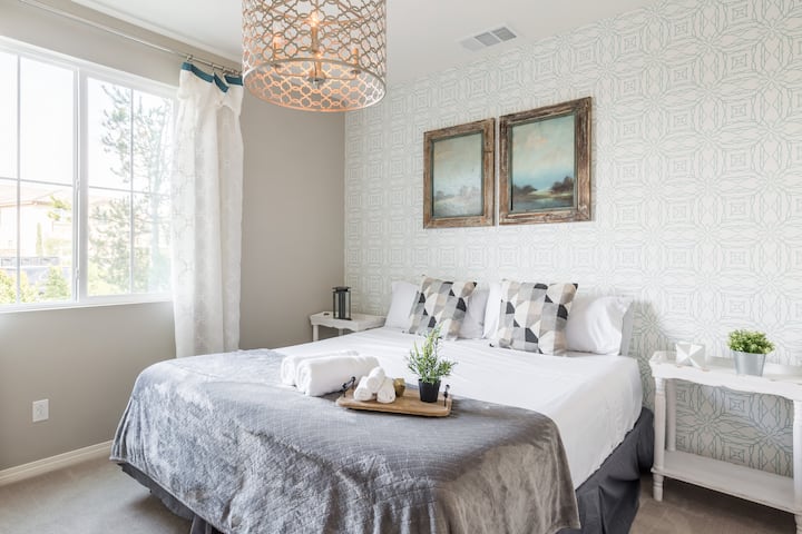 Spacious Home For Groups + Fast Wifi & King Beds - Eastvale, CA